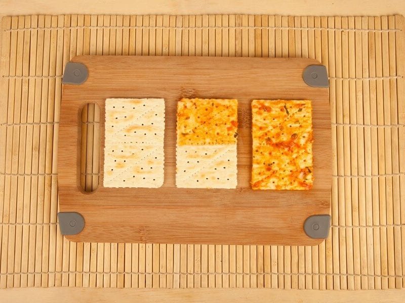 Galletas Saltín Noel, salsa criolla y salchicha ranchera - Saltín Noel