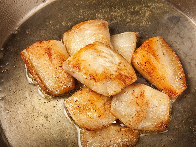 Pescado salteado con aguacate sobre queso y Mantequilla - Saltín Noel